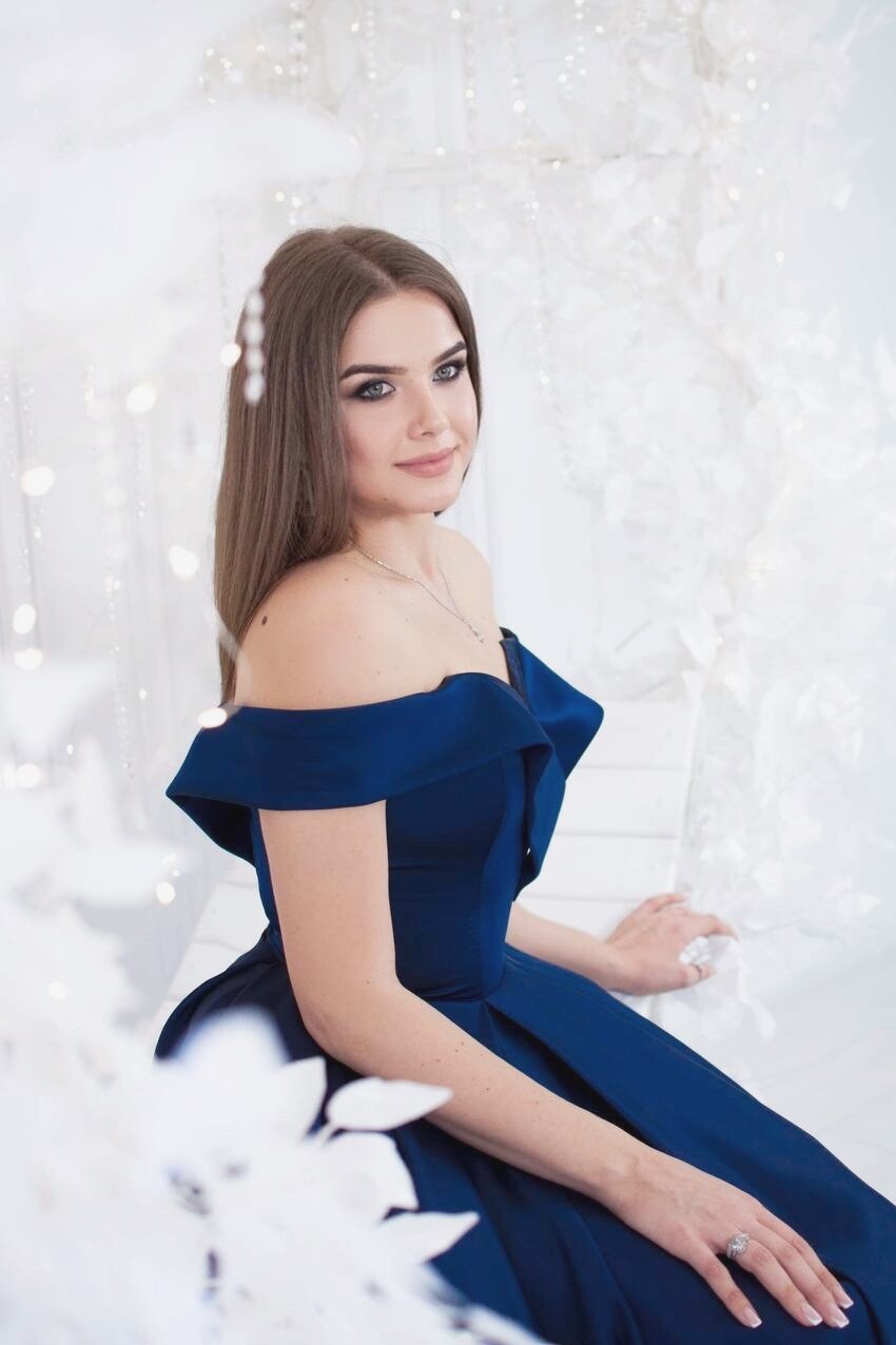 Valeria, 24 yo | green eyes, brunette hair | ID1252405