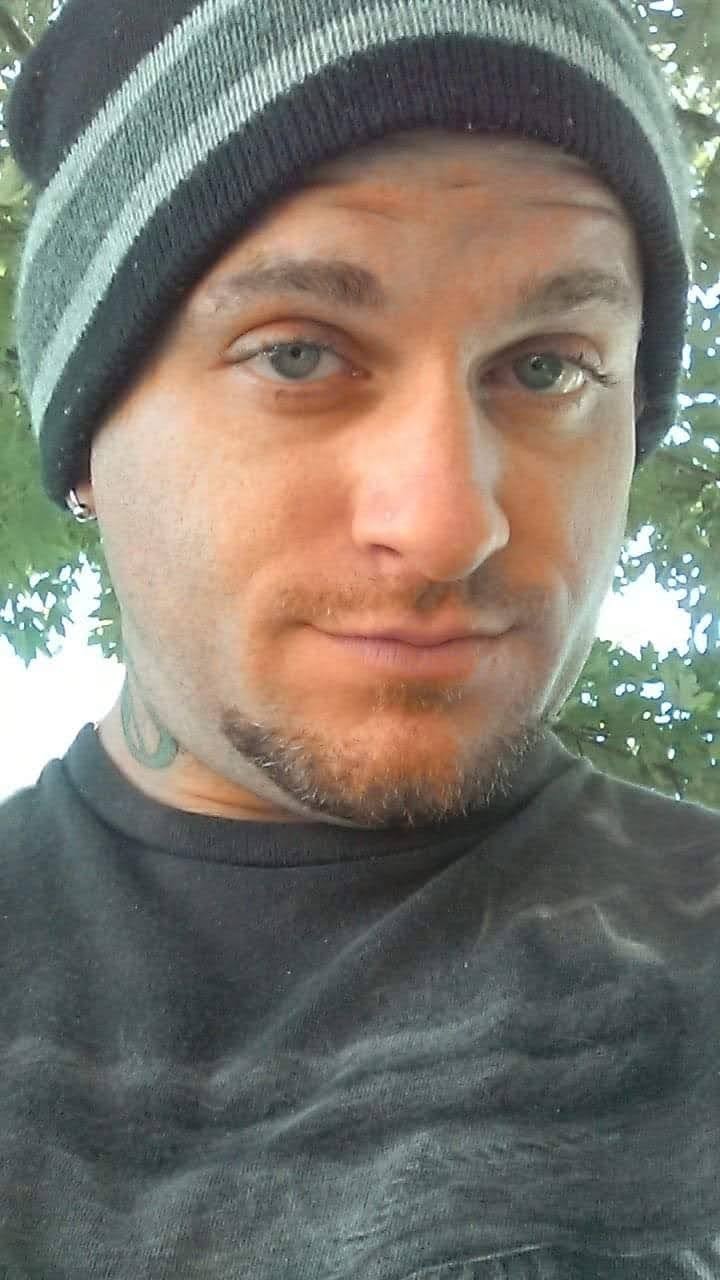 Matthew box: eyes, hair, 36 years old | ID1340129