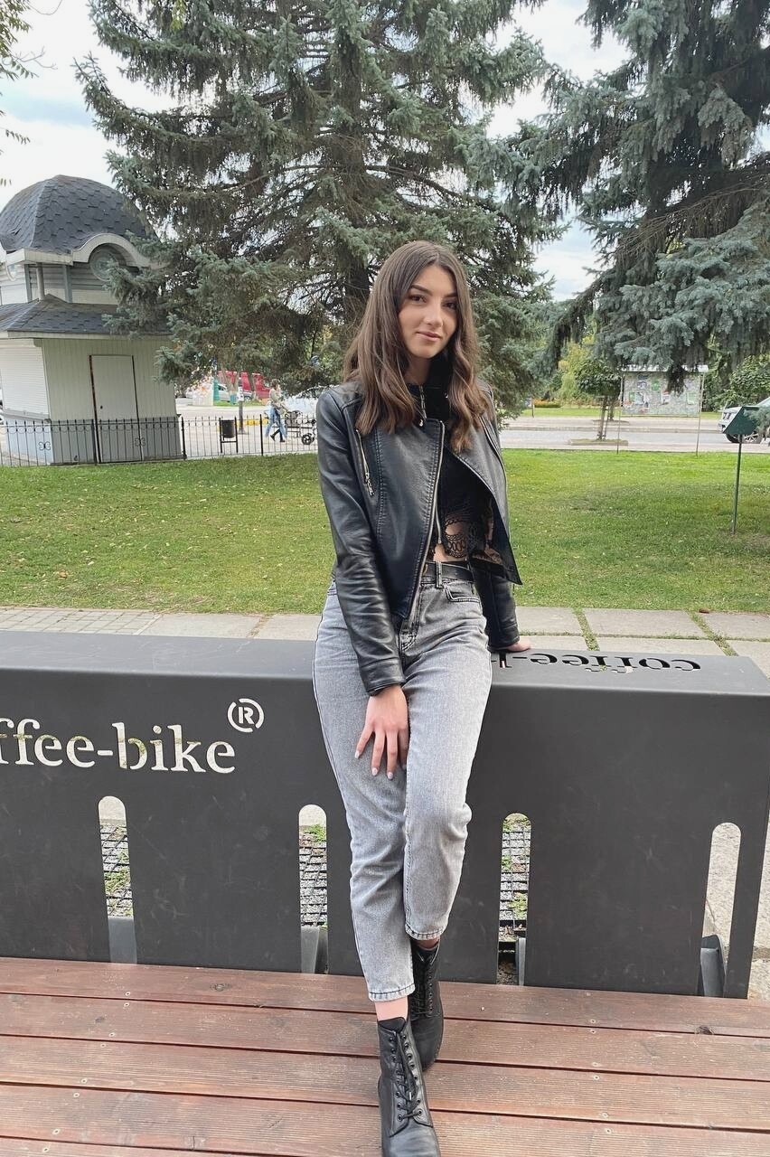 Karina, 22 yo | green eyes, black hair | ID1397833