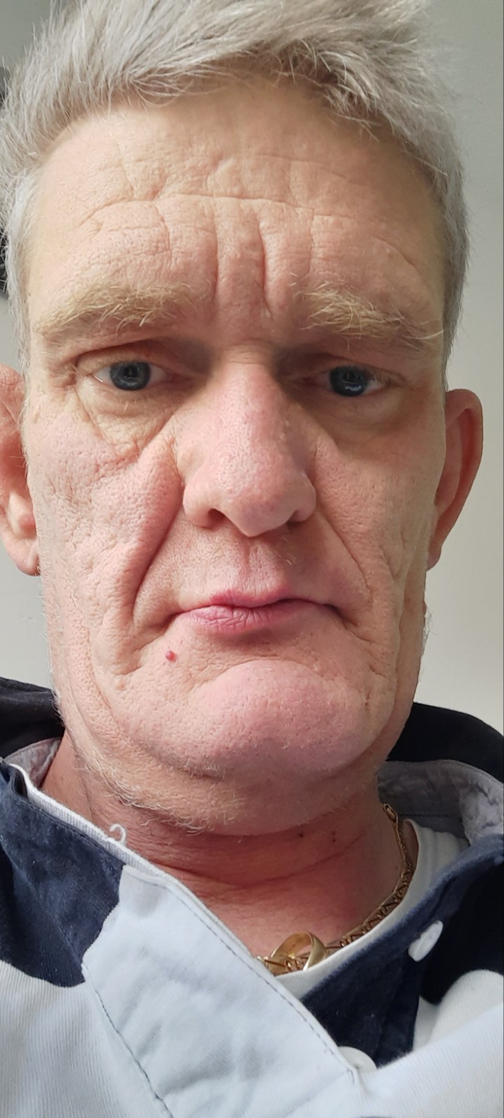 Ron: eyes, hair, 53 years old | ID2035070