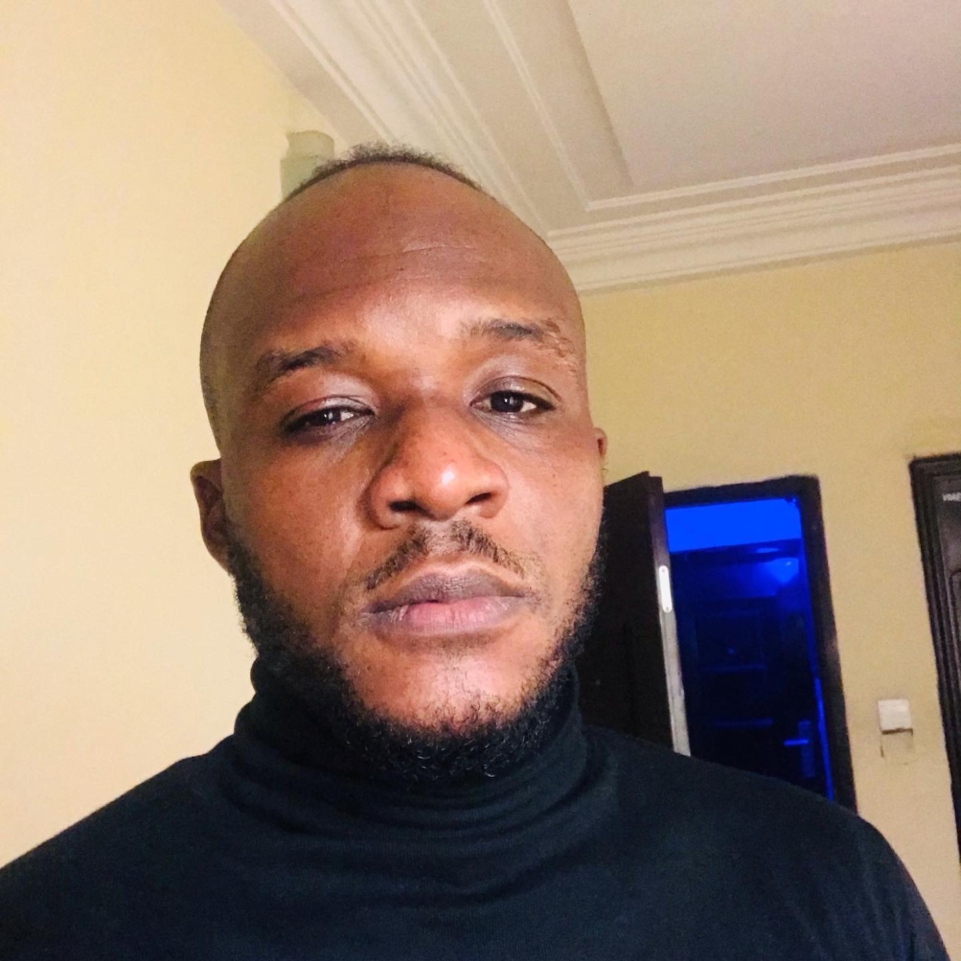 Obini: eyes, hair, 39 years old | ID2143737