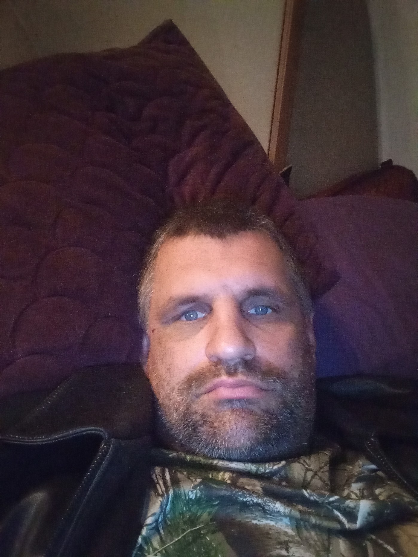 Robert Magee: eyes, hair, 44 years old | ID2253572