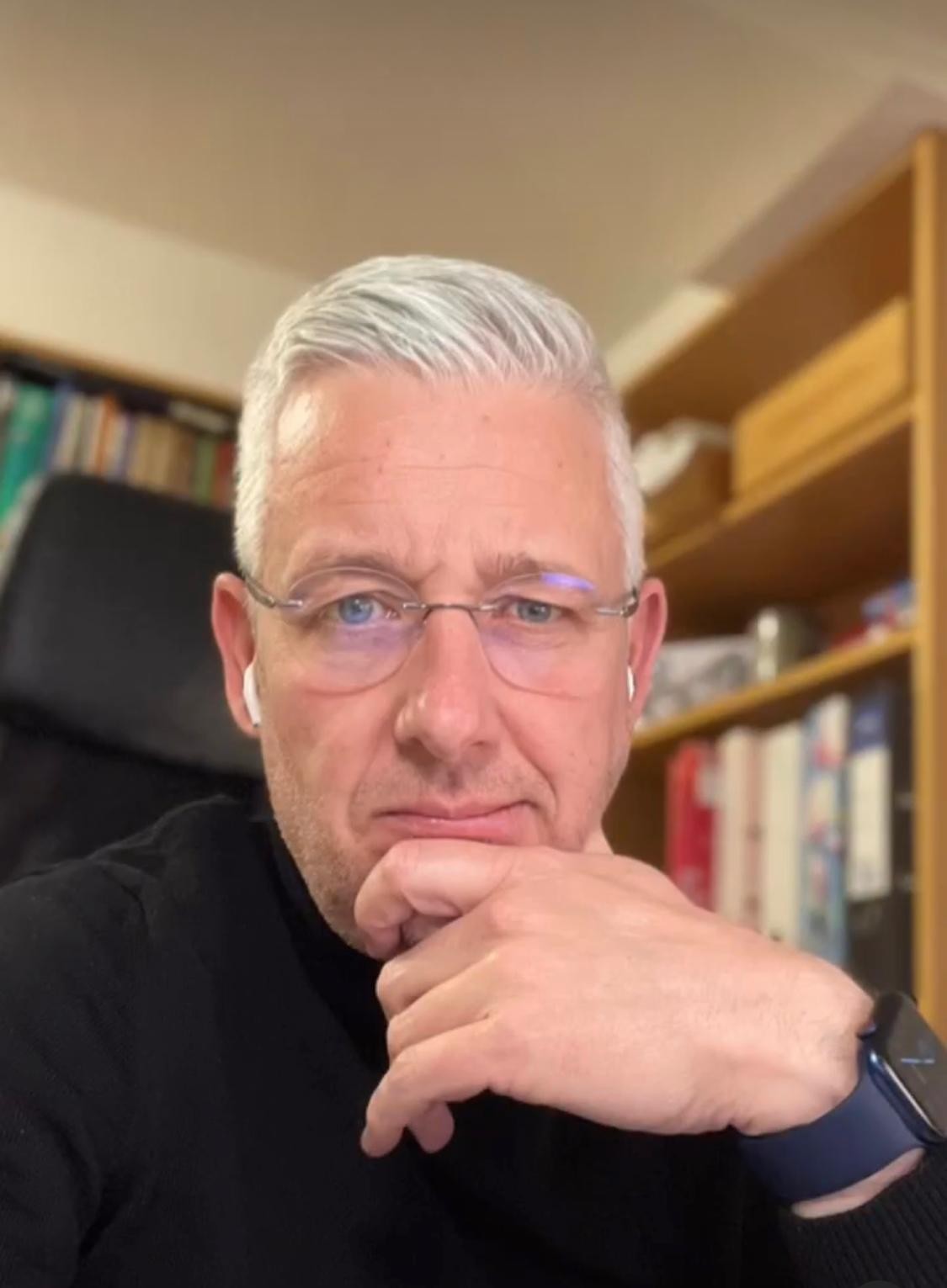 Alfred: eyes, hair, 60 years old | ID2302725