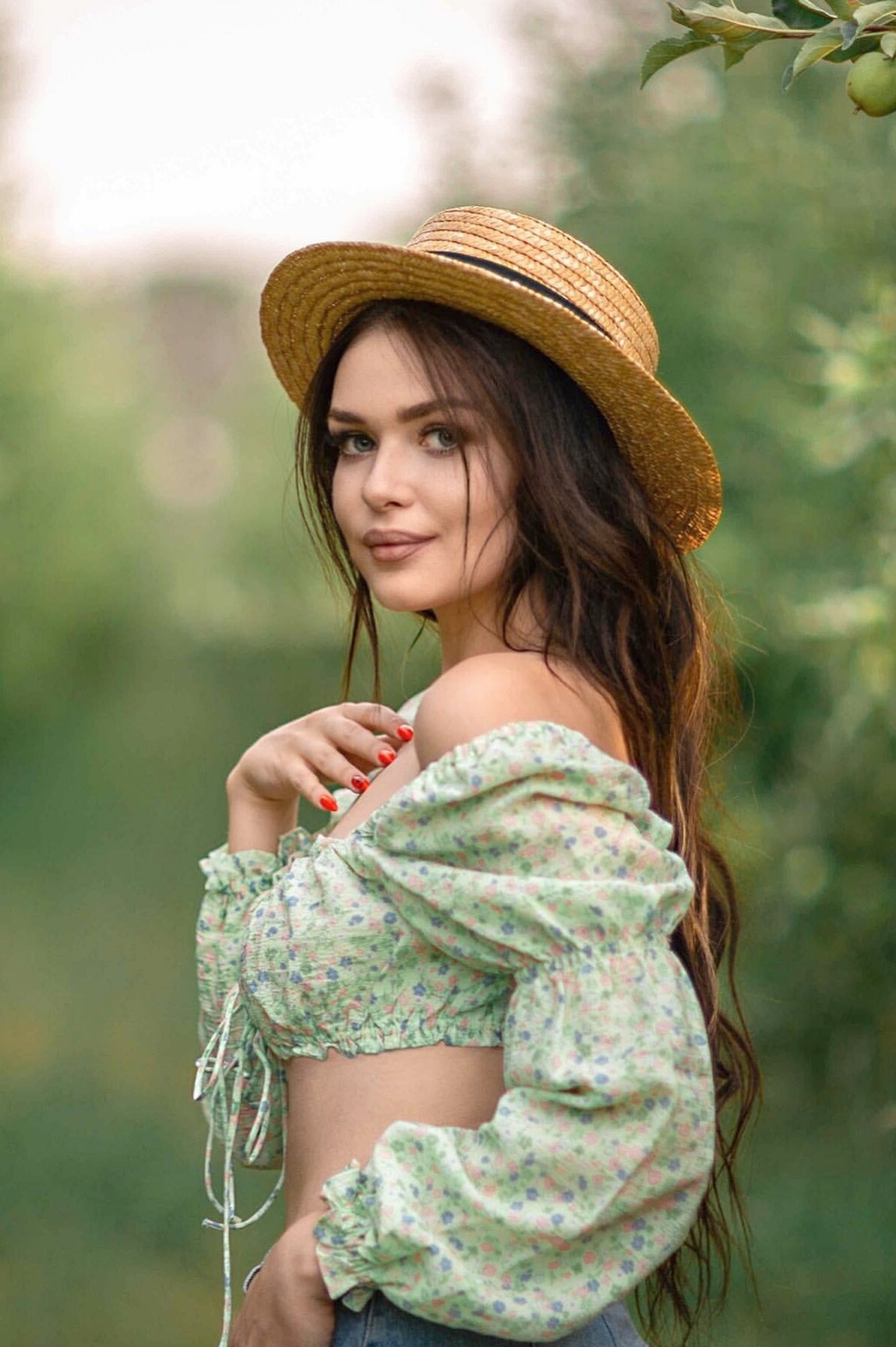 Darya, 25 yo | green eyes, brunette hair | ID2312026